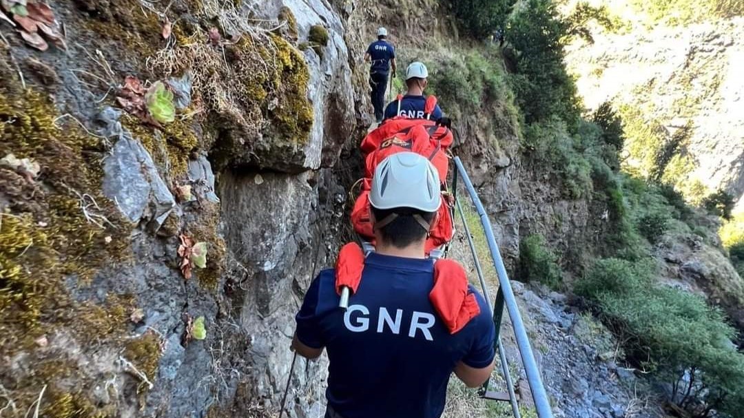 GNR tem força preparada para busca e resgate em montanha (áudio) | RTP ...
