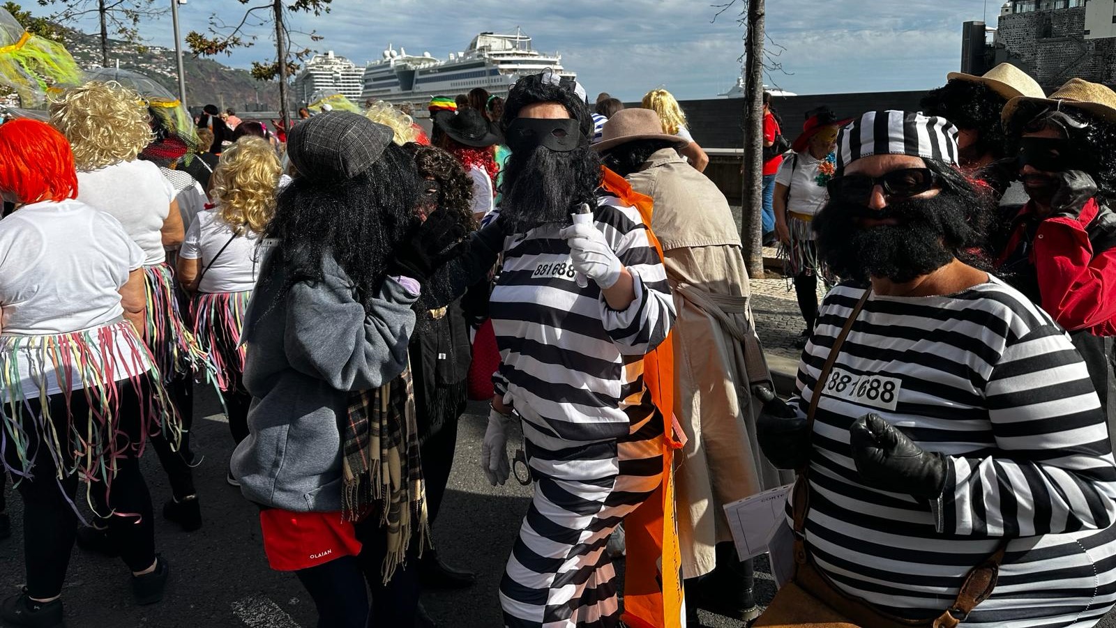 Cerca de mil foliões participaram no Cortejo Trapalhão (áudio) | RTP ...