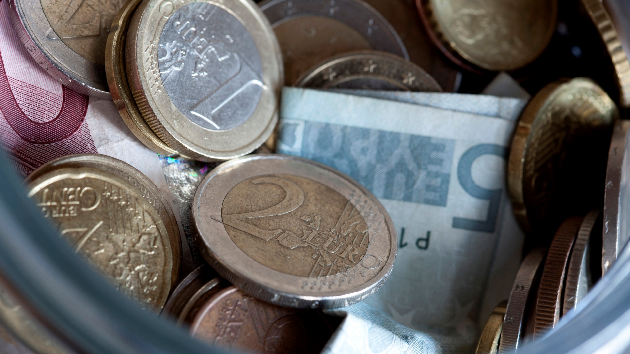 Euro volta a subir e aproxima-se dos 1,12 dólares | RTP Madeira