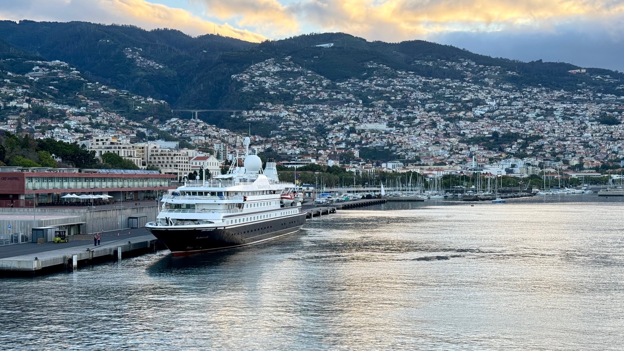 Portos da Madeira com dois navios | RTP Madeira