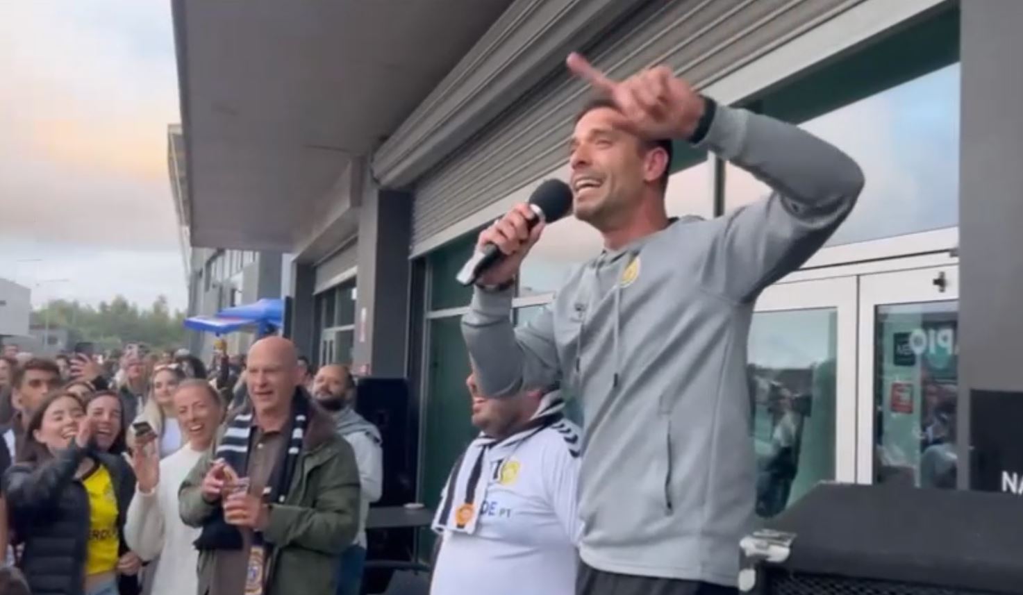 Tiago canta com adeptos e anuncia renovação (vídeo) | RTP Madeira