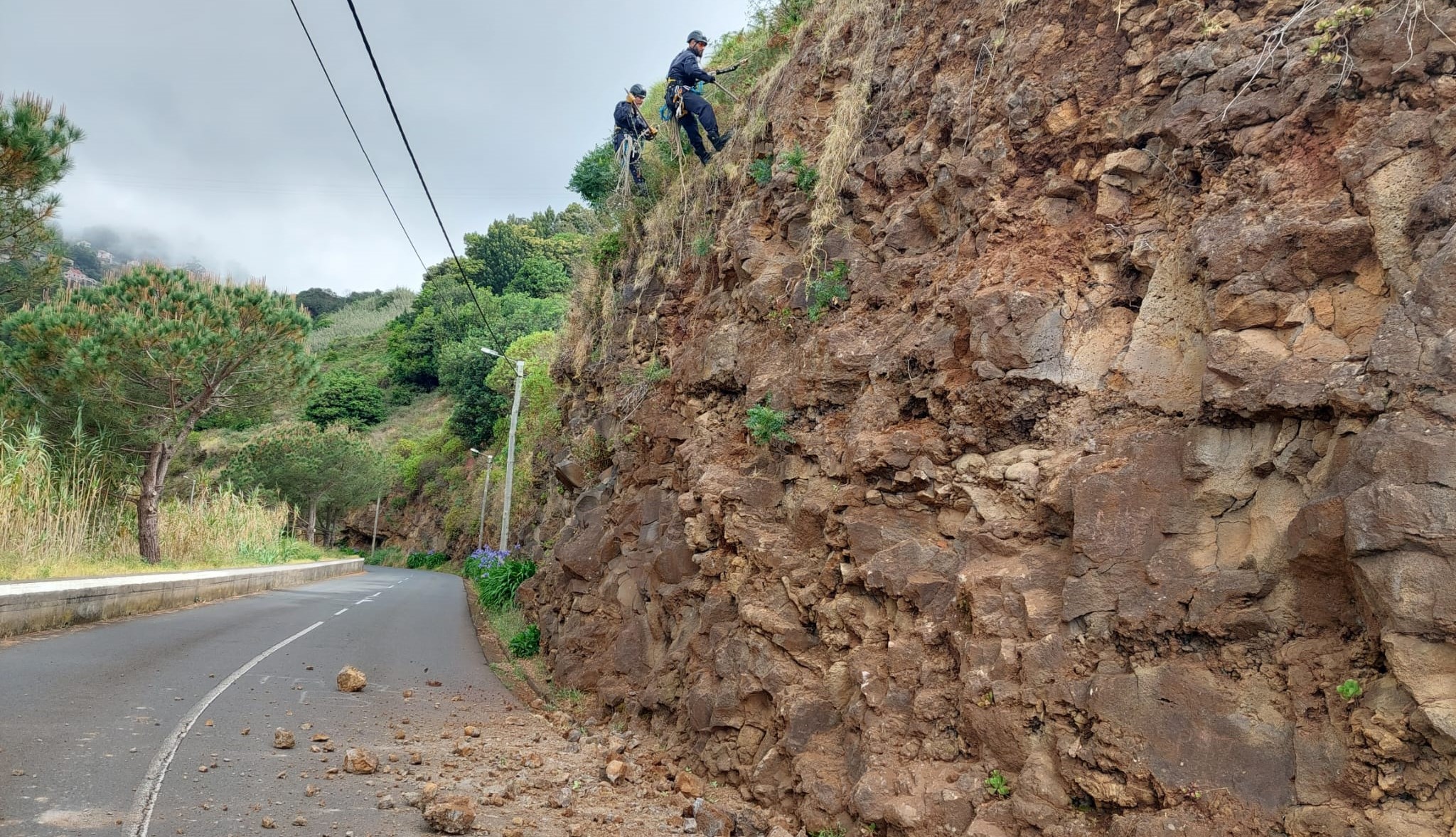 GNR colabora com a limpeza de uma escarpa na Ponta do Sol – RTP Madeira