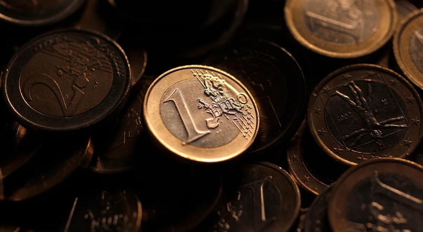 Euro cai pela terceira sessão para 1,15 dólares | RTP Madeira