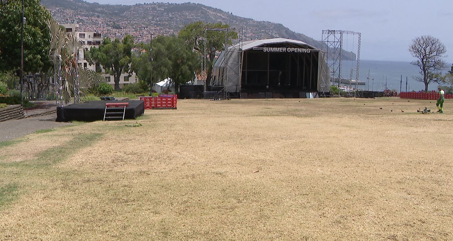 Câmara do Funchal obrigada a plantar nova relva (vídeo) | RTP Madeira