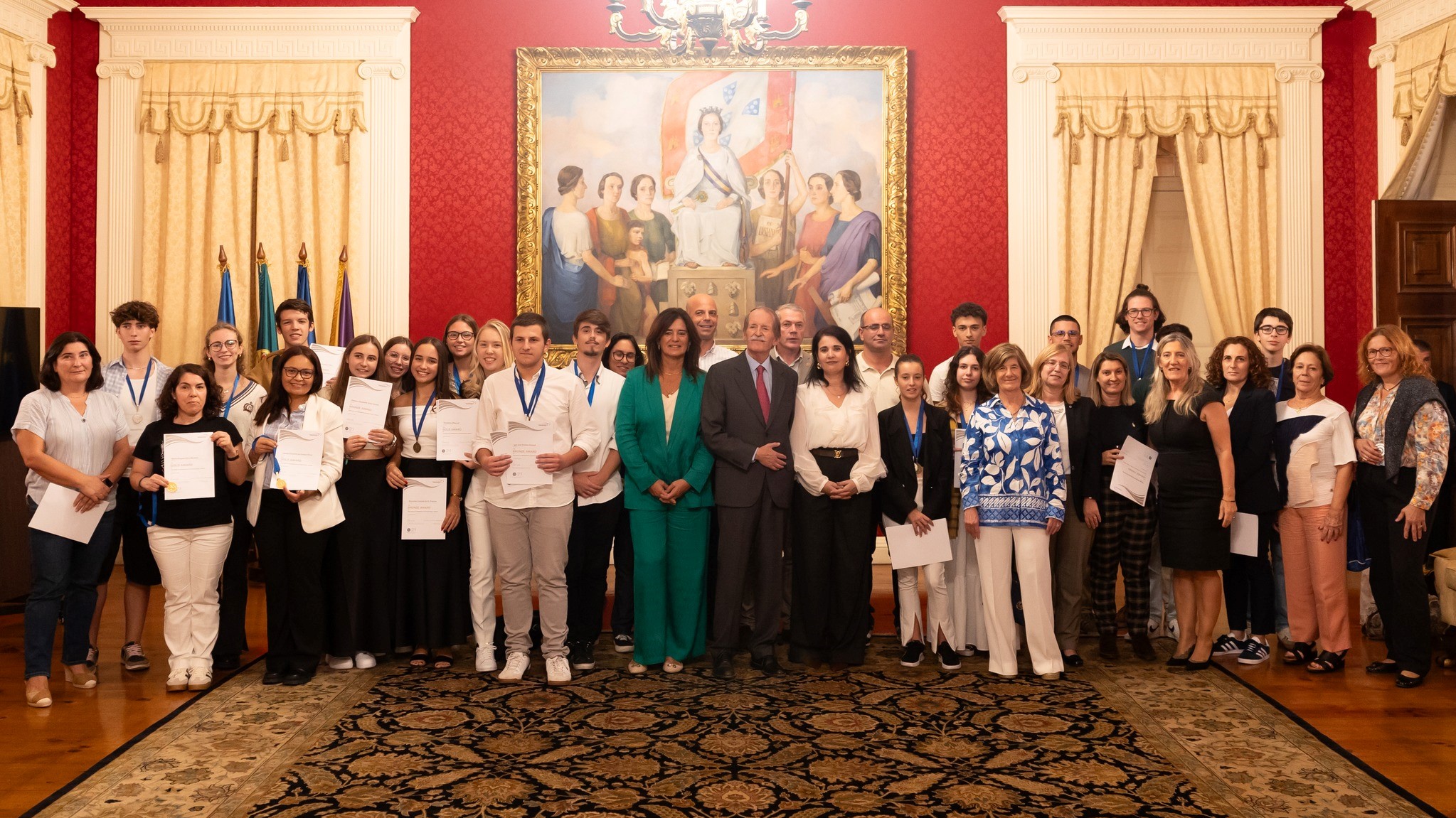 Mais de 50 jovens receberam o Prémio Duque de Edimburgo (áudio) | RTP ...