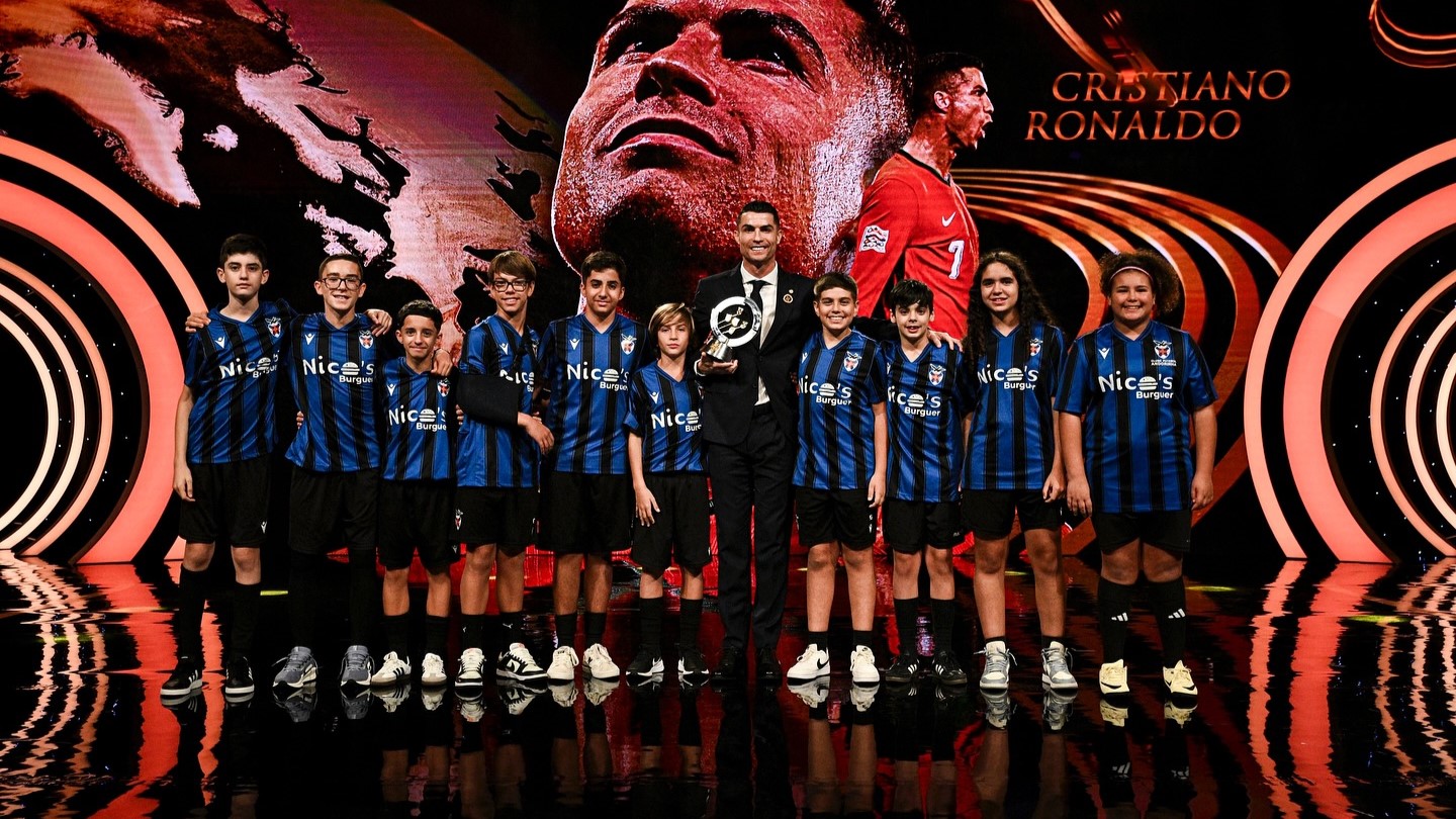 Ronaldo distinguido com quinas de platina na companhia dos jovens do ...