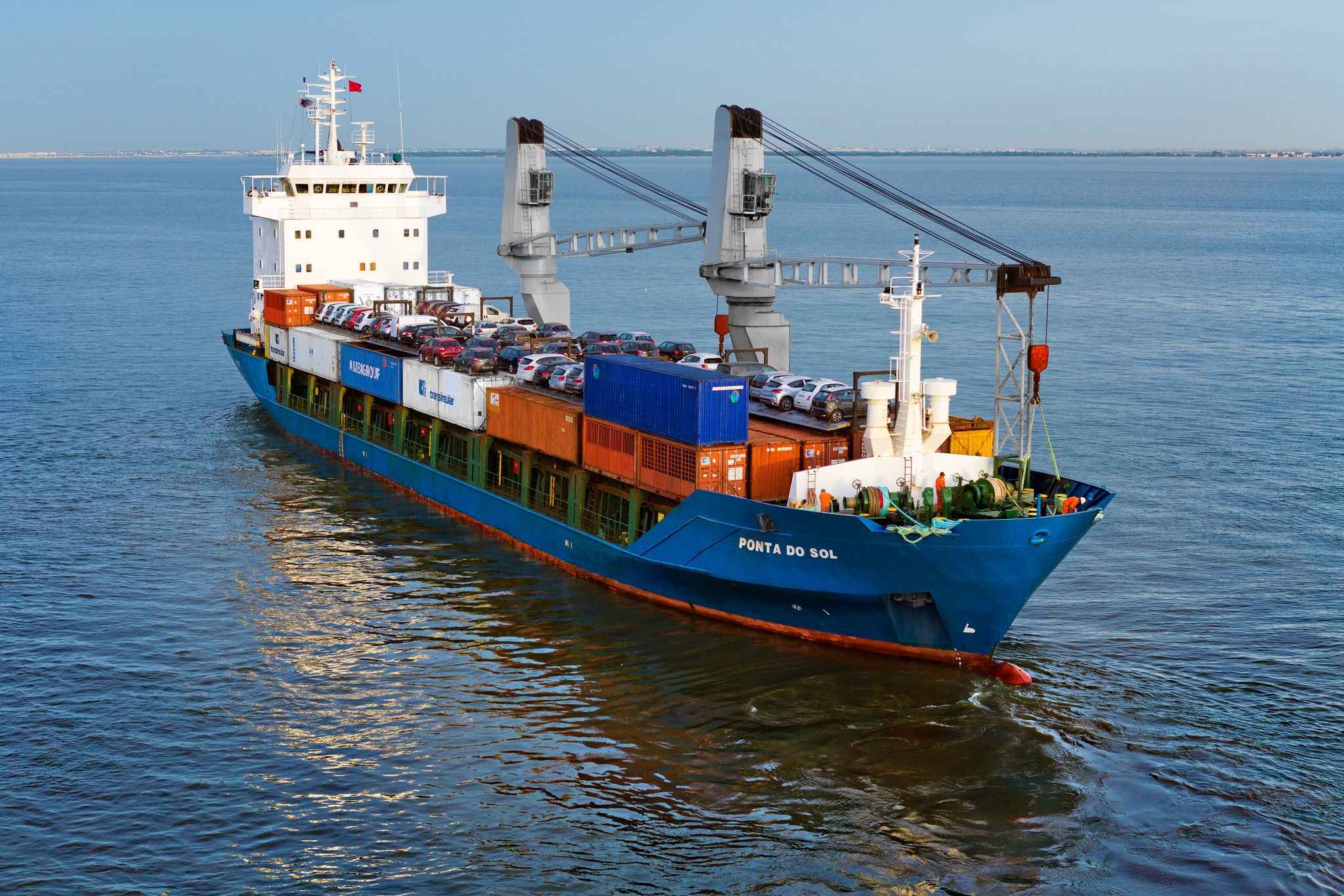 Navio reforça transporte de mercadorias entre Portugal e Cabo Verde ...