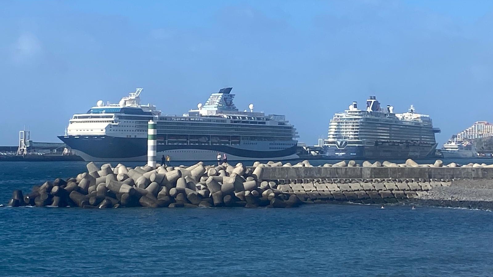 Porto do Funchal com dois navios que trazem mais de 6 500 pessoas – RTP ...