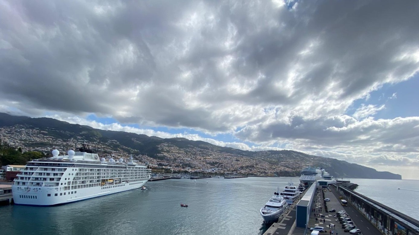 Porto do Funchal com dois navios e 3 mega-iates – RTP Madeira