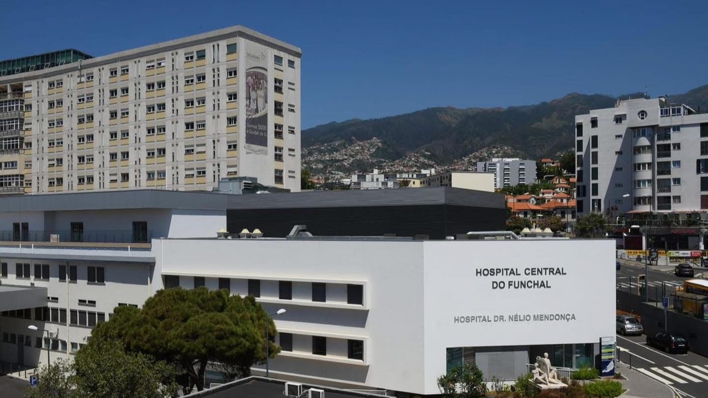 Turista caiu esta tarde de uma altura de 10 metros numa levada | RTP ...