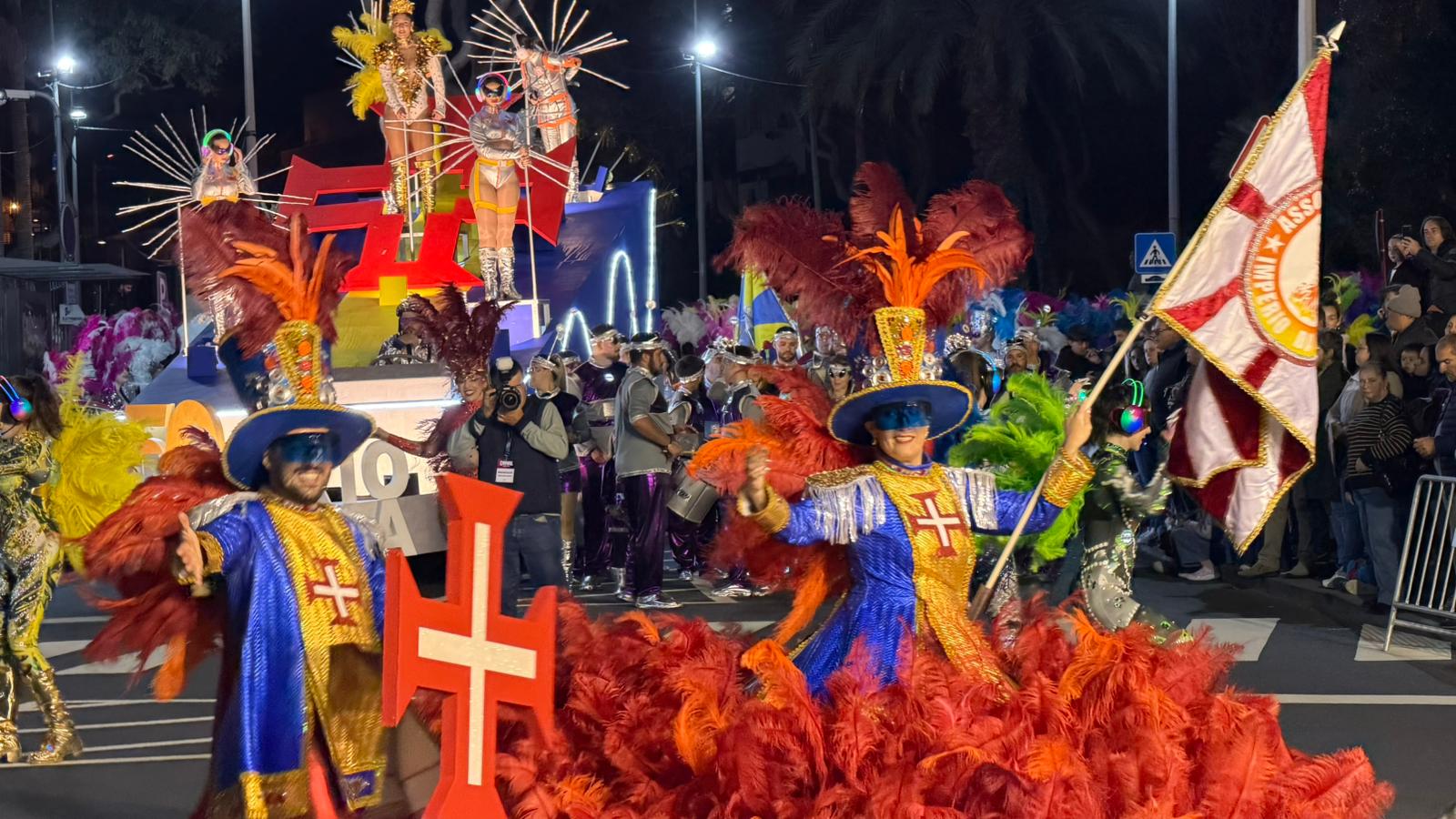 Câmara de Lobos recebe desfile de Carnaval (vídeo) | RTP Madeira