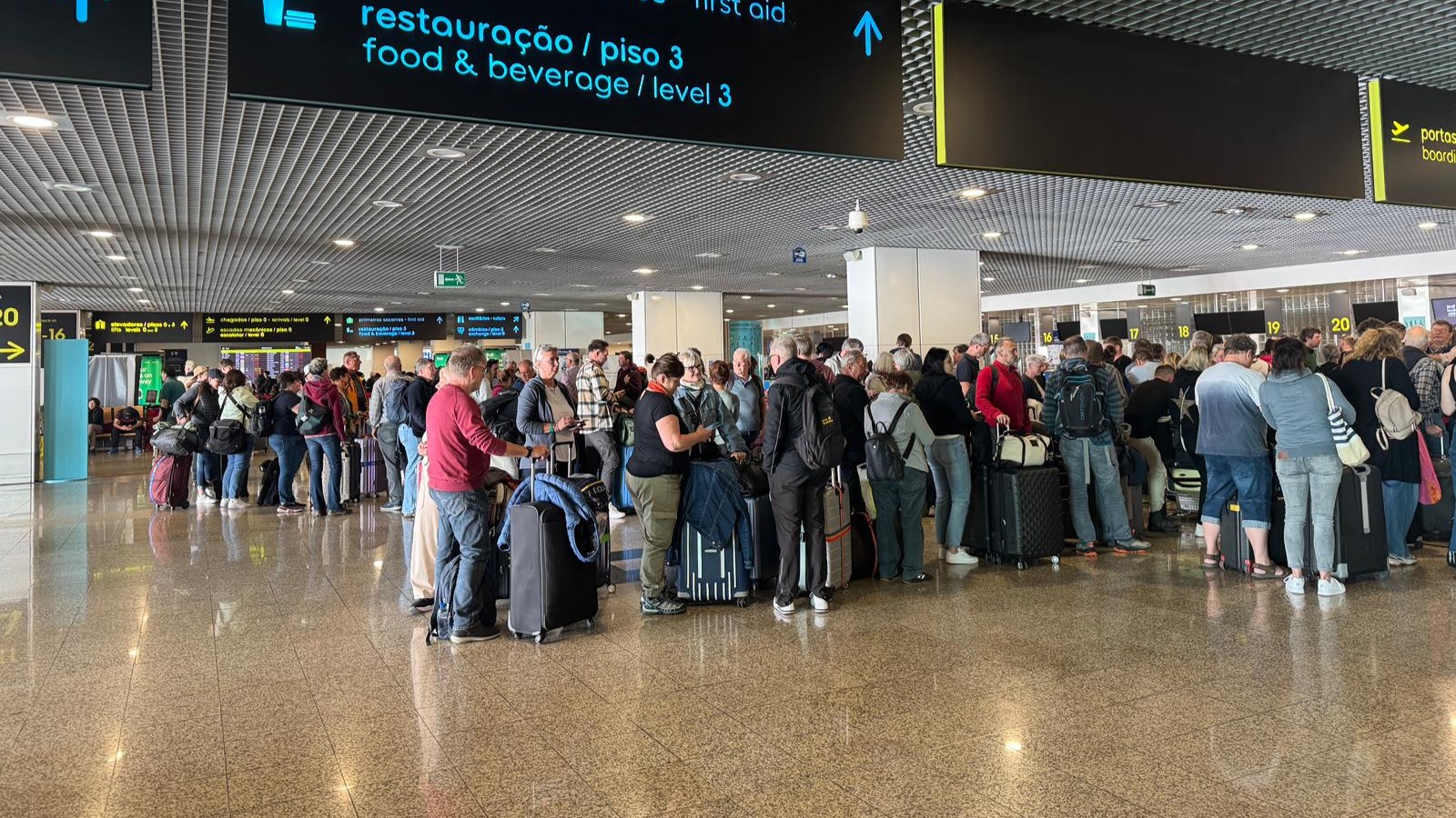 Vento forte voltou a condicionar aeroporto pelo 2.º dia consecutivo ...